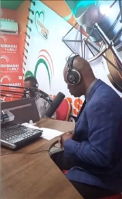 Anoumabo Sous Le Pinceau : Michel GNABLÉ explique le concept sur le plateau de Koumassi Fm89.7 ...